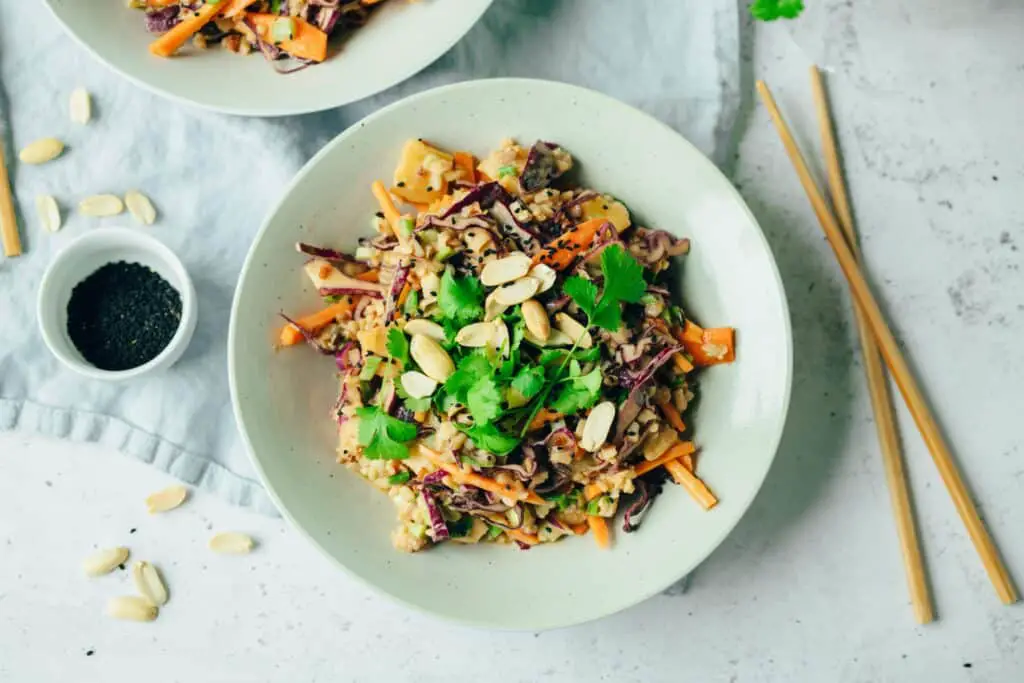 Vegan rice salad with peanut sauce — VEGANE VIBES