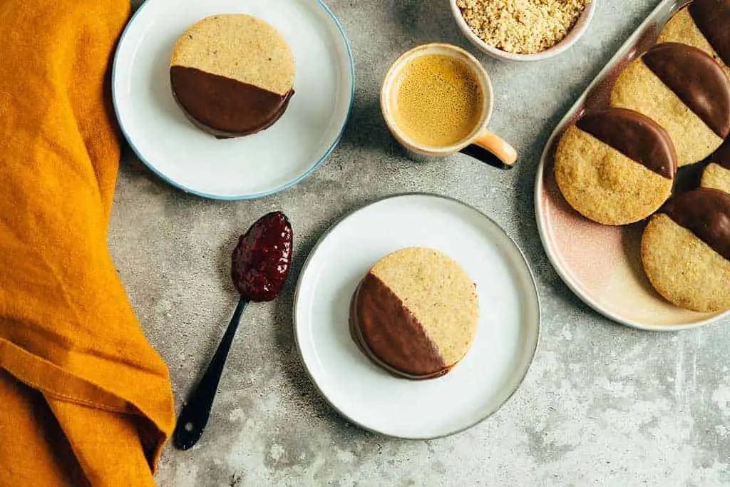 Hazelnut taler with jam filling (40 minutes) vegan — VEGANE VIBES